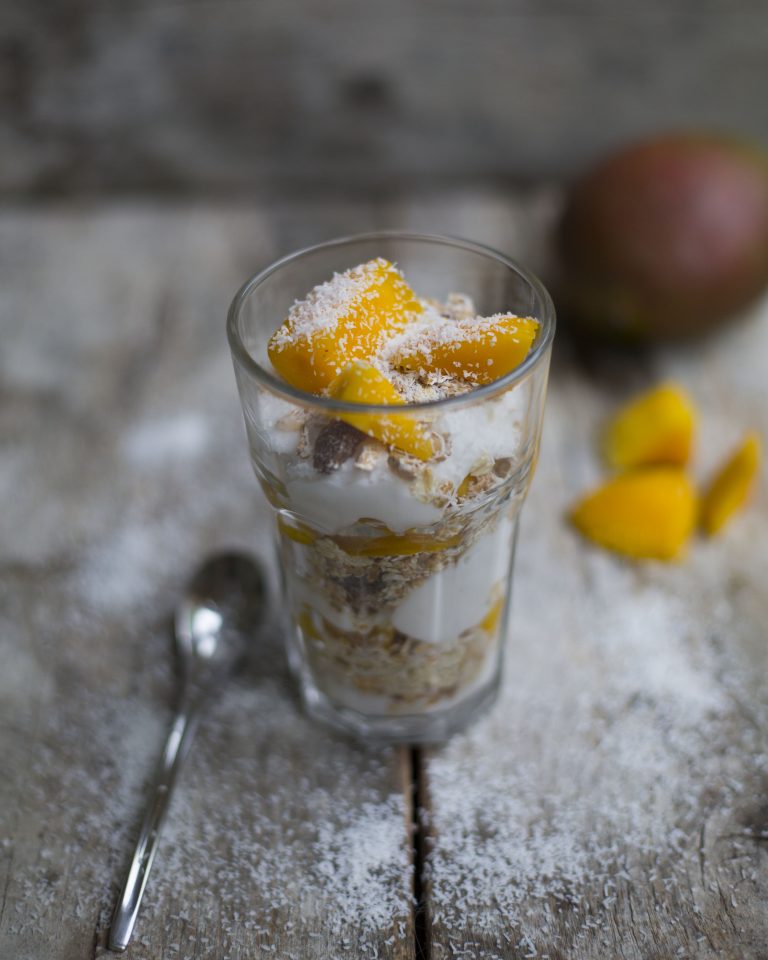 Ontbijtglaasje met kokosyoghurt, mango en muesli - Zoete Zusjes