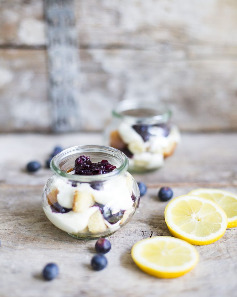 Trifle met citroenroom, blauwe bessen en cake - Zoete Zusjes