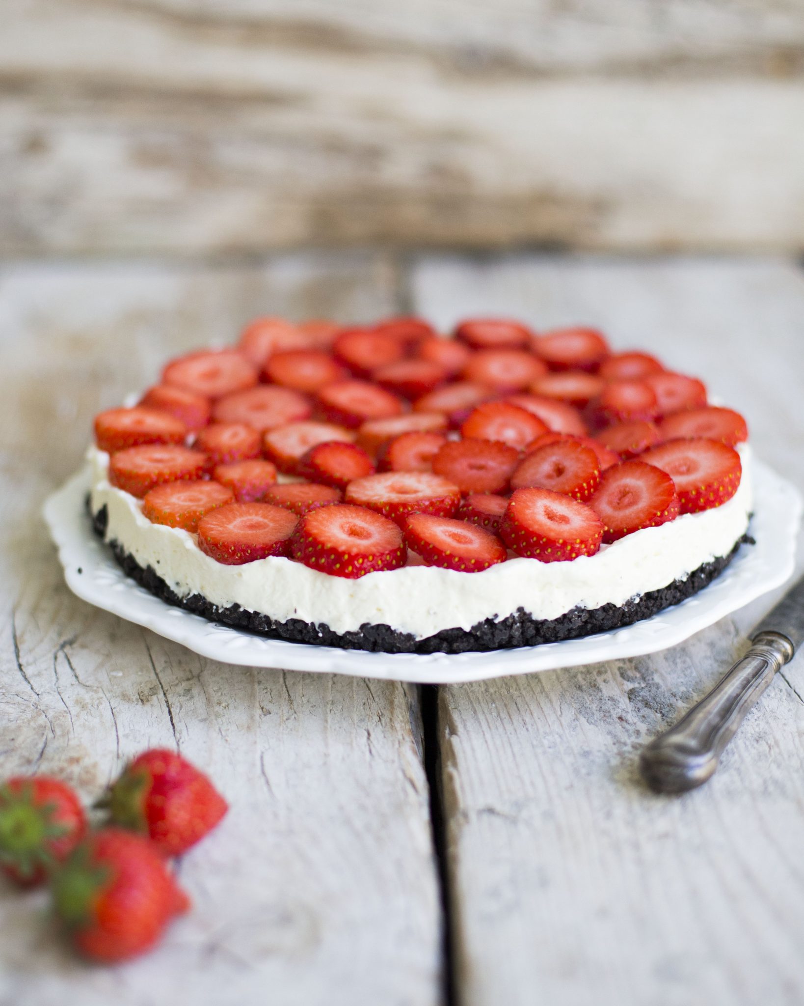 Witte chocolade monchoutaart met Oreo en aardbeien - Zoete Zusjes Witte chocolade monchoutaart met Oreo en aardbeien - Zoete Zusjes