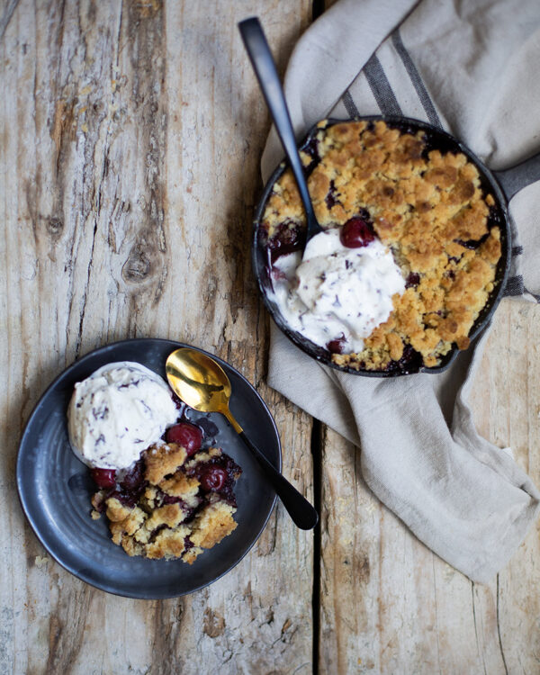 Kersencrumble met pure chocolade en stracciatella ijs - Zoete Zusjes