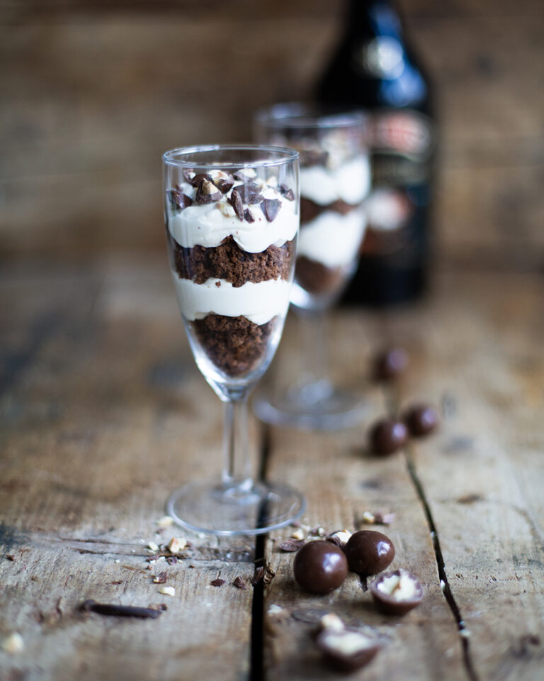 Baileys trifle met brownie en chocolade hazelnoten - Zoete Zusjes