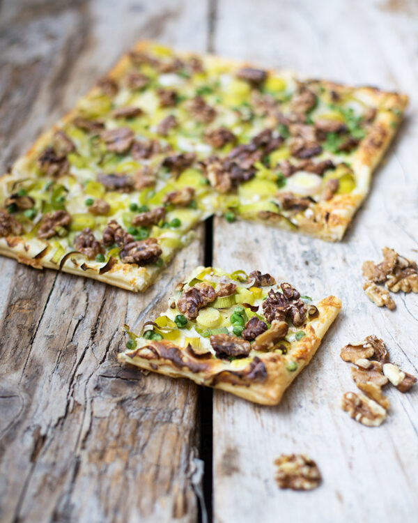 Prei plaattaart met doperwten, roomkaas en walnoten - Zoete Zusjes